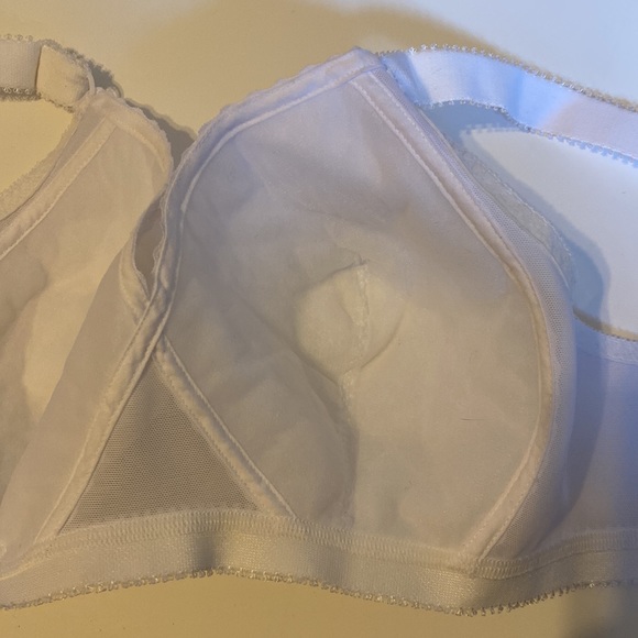 Playtex | Intimates & Sleepwear | Euc 4b Playtex Cross Your Heart Bra ...